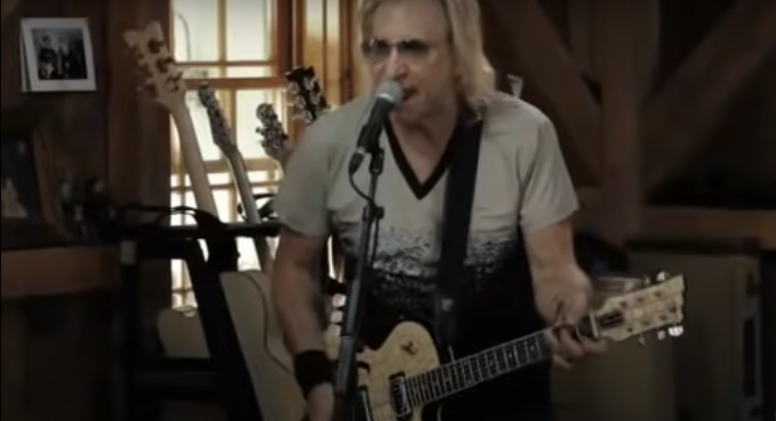 Joe Walsh in Daryl's House. Seine Duesenberg ist auch dabei. - Moon ...